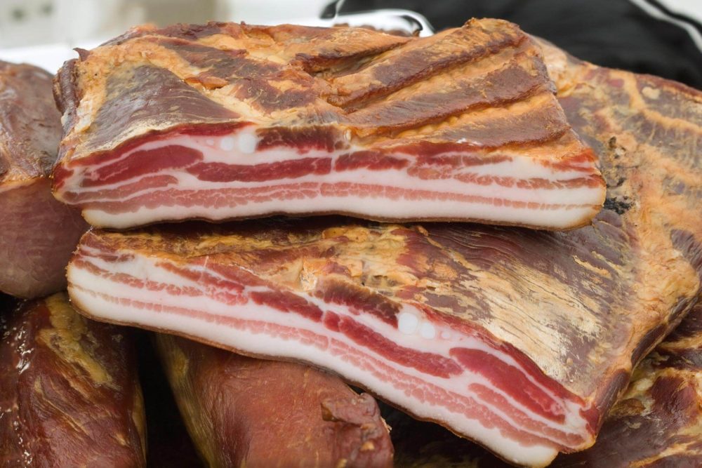 Pancetta tesa, la pancetta steccata dalla tipica forma piatta | Menatti
