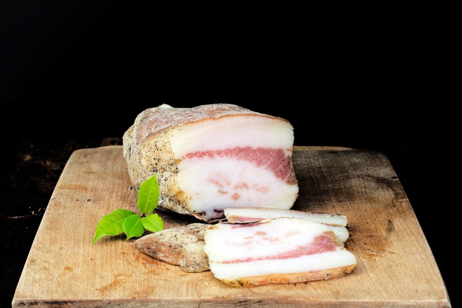 Guanciale: cos’è e come si taglia il salume simile alla pancetta | Menatti